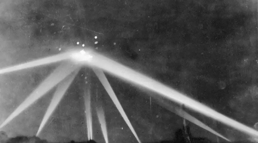 Los Angeles vs. Aliens In der Nacht des 25. Februar 1942 erstrahlte der Himmel über Los Angeles in seltsamen Lichtern. Nur wenige Monate sind seit der Tragödie von Pearl Harbor vergangen und die Amerikaner haben entschieden, dass dies ein weiterer Überfall der Japaner ist. Die Basen in Los Angeles feuerten ungefähr 2.000 Granaten auf seltsame Flugobjekte ab, ohne eine einzige abzuschießen. Es gab auch keine Bombardierung der Stadt. Niemand versteht noch, woher die runden Flugobjekte über der Stadt kamen und wohin sie später gingen.