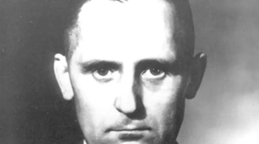 O mistério de Heinrich Müller A morte do chefe da polícia secreta do Terceiro Reich, Heinrich Müller, nunca foi provada. Este notório pregador do delírio nazista poderia ter fugido para a Argentina, ou poderia ter passado para os soviéticos: rumores sobre o recrutamento de Mueller pelo NKVD são corroborados por alguns historiadores ocidentais.