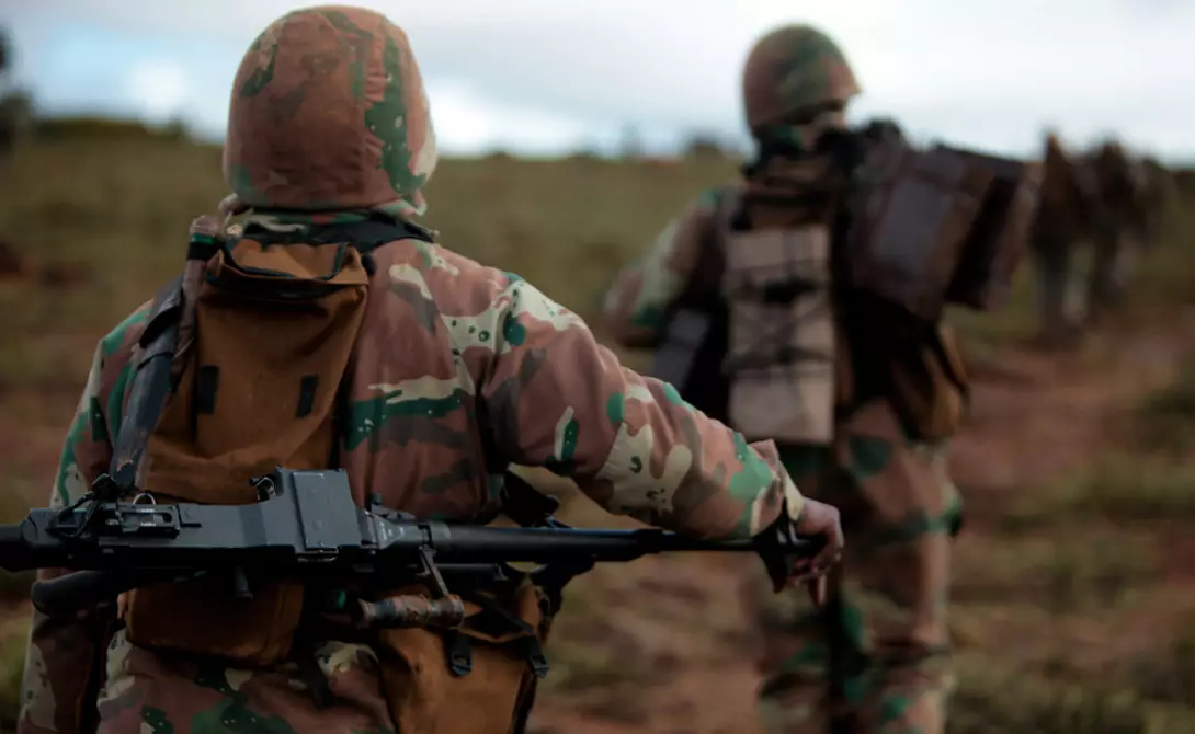 Sniper An Afraic Theas Fad: 2,124 méadar D'éirigh le duine de na snipéirí arm rialta san Afraic Theas (tá ainm an tsaighdiúra rangaithe) torthaí iontacha: laistigh de chúpla lá rinne an saighdiúir "lámhaigh" 5-6 insurgents den ghrúpa M23 - iad uile ag fad ó timpeall dhá chiliméadar.