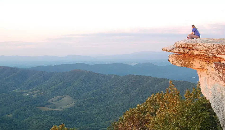 Applach Trail, USA ចម្ងាយ៖ ៣.៥១០ គីឡូម៉ែត្រ The Applach Trail គឺជាមហាក្សត្រីនៃផ្លូវឡើងភ្នំ។ ពីភ្នំកាតាឌីននៅរដ្ឋមេនរហូតដល់ភ្នំស្ព្រីងឃីងនៅហ្សកហ្ស៊ីអ្នកនៅចំងាយតែ ៥ លានជំហានប៉ុណ្ណោះ។ ទោះយ៉ាងណាក៏ដោយទេសភាពដ៏ស្រស់ត្រកាលនៃព្រៃឈើអាមេរិកខាងជើងនៅឧទ្យានជាតិ Great Smoky Mountains នៃរដ្ឋ North Carolina គួរតែបង្កើនការធ្វើដំណើររបស់អ្នក។ គ្រោះថ្នាក់ដែលអាចកើតមានរួមមានខ្លាឃ្មុំពណ៌ត្នោតពស់ពុលពស់វែកពុលនិងជំងឺលីមរីករាលដាល។