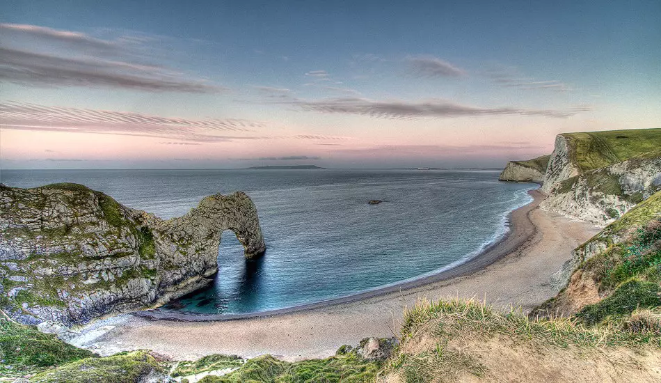 Sentier de la côte sud-est, Grande-Bretagne Distance : 1016 kilomètres Peut-être, dans le contexte du reste des participants sur la liste, parcourir cet itinéraire vous semblera une course de courte distance. Le sentier de la côte sud-est profite de son histoire. De Minehead dans le Somerset à Poole Harbour dans le Dorset, ce sentier traverse deux sites du patrimoine mondial, dont la côte jurassique vieille de 240 millions d'années. De plus, vous devez gravir un total de 35 kilomètres, ce qui équivaut à quatre ascensions vers l'Everest.