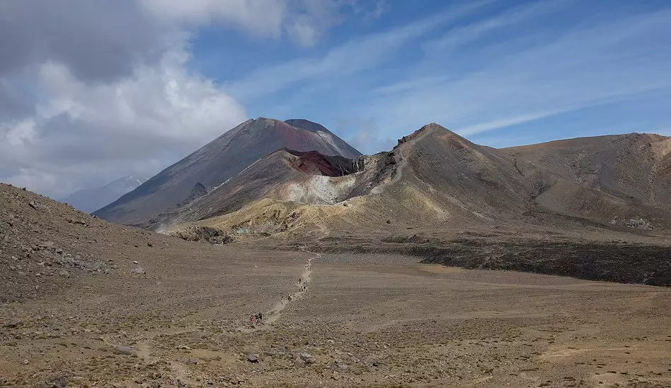 Sentier Te Araroa, Nouvelle-Zélande Distance : 3000 kilomètres Les paysages de la Nouvelle-Zélande, en principe, ne peuvent pas bouleverser - les chaînes de montagnes, les caps et les glaciers forment un panorama impressionnant. Le sentier Te Araroa - "Long Trail" en langue maorie - traverse la plupart de ces beautés naturelles. Normalement, cet itinéraire vous prendra environ 3 mois. Le coureur d'ultramarathon Jez Bragg l'a terminé en 53 jours.