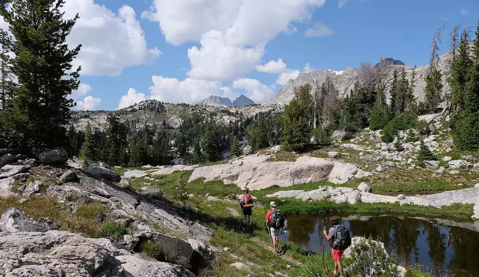 Continental Frontier Trail, USA Ofstân: 4990 kilometer In oar ongelooflijk lang spoar dat de Feriene Steaten krúst. In protte wirklike kuierliefhebbers. Hast 5 tûzen kilometer fan Meksiko nei Kanada is in lestige, mar ekstreem spannende reis lâns de Rocky Mountains fan Noard -Amearika en sokke nijsgjirrige plakken lykas de Reade woastyn yn Wyoming en Grace Peak yn Kolorado. Allinnich 150 minsken besykje elk jier de Continental Frontier oer te stekken. De jongste fan har wie mar 13 jier âld.