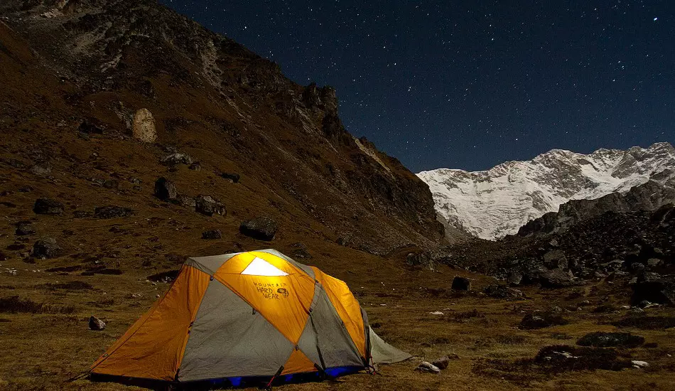 Yakakura Himalaya Trail, Nepal Kureba: 1700 makiromita Nzira refu uye refu kwazvo mugomo, kuyambuka rwizi rweHimalaya kubva kuKashmir kuenda kuTibet. Iyi nzira yevanonyanya kufarira vanofamba vanopfuura nemunzvimbo dzeIndia, Nepal neBhutan. Chikamu cheNepalese ndicho chakanyanya kunetsa uye pachezvacho chinetso chikuru kunyangwe kune uyo ane ruzivo rwepamusoro anofamba. Iko kunakidzwa kwakakosha kucherechedza misha iri kure yeNepalese iri munzvimbo dzakatenuka dzemakomo nezvikomo pakukwirira kwemamirioni zviuru zvemamita. Izvo zvakakodzera kuti uende pano chete kana iwe uine ruzivo mukukwira makomo, nekuti iyo nzira inokwira kune anoshamisa 6146 metres.