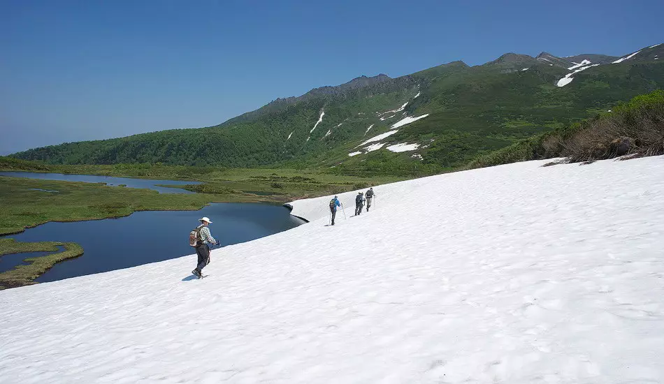 Náučný chodník Hokkaido, Japonsko Vzdialenosť: 4 585 kilometrov Japonsko je rajom pre peších turistov na dlhé vzdialenosti s 5 z 10 najdlhších turistických trás na svete. Trasa Hokkaido - najhonosnejšia zo všetkých - prechádza lesmi, horami, dymiacimi sopkami a ľadovcami ostrova Hokkaido. Tento najsevernejší z japonských ostrovov má veľmi krátke leto a dlhú chladnú zimu, ktorú si musíte aj tak nájsť, pretože cesta vám potrvá zhruba sedem mesiacov.