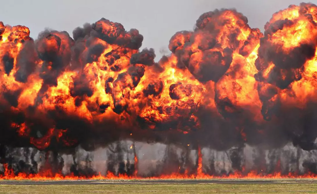 Napalm V roce 1942 dostal americký vojenský stroj jeden z nejsmrtelnějších a nekontrolovatelnějších prostředků hromadného ničení nepřítele. Napalm byl používán Izraelem, Irákem a Argentinou, dokud OSN v roce 1980 neschválila protokol o zápalných zbraních. Opravdu napalm zmizel z arzenálu? Kdo ví.