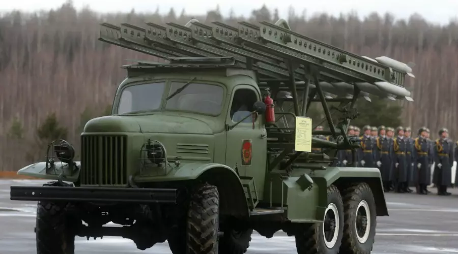 Lukto por Potenco La direktoro de NII-3 estis Ivan Kleimenov, kaj lia anstataŭanto estis Sergej Korolev, kiu ankoraŭ ne fariĝis la patro de sovetia kosmonaŭtiko. La ĉefinĝeniero estis Georgy Langemak, kaj la viro, kiu decidis la sorton de la tuta laboratorio, nur celis sian lokon. Andrej Kostikov skribis denuncon al la Centra Komitato de la PCUS, post kiu la gvidado de NII-3 plenforte iris al la kelkarceroj de la NKVD. Langemak neniam forlasis malliberejon.