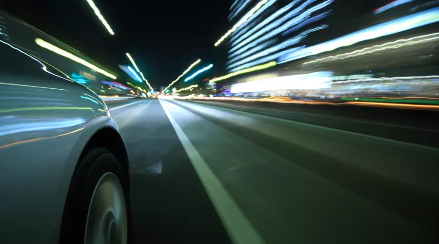 Escaneig de la carretera Controleu la posició i l'estat dels vostres ulls. Fixeu-vos que no estan dirigits a un punt tot el temps: escaneja tota la zona de la carretera. Haureu de superar conscientment les vostres ganes internes de concentrar-vos en un tram de la carretera, perquè això us fa secar i cansar els ulls més ràpidament.