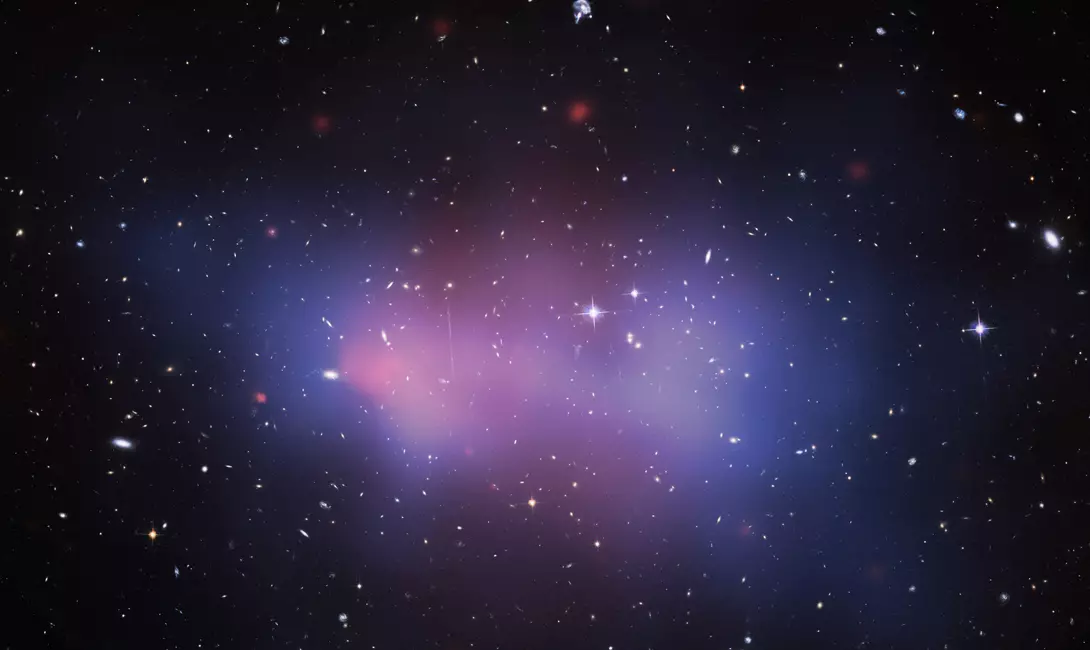 De El Gordo-cluster van sterrenstelsels Op zo'n immense plaats, ons universum, zijn er veel, heel, heel vreemde dingen. Een van de fenomenen is het gigantische El Gordo-sterrenstelsel. Het is 9,7 miljard lichtjaar verwijderd. Het bevat ongeveer 3.000.000.000.000.000 (drie miljoen miljard sterren). De kans dat je hier buitenaards leven vindt is erg groot.