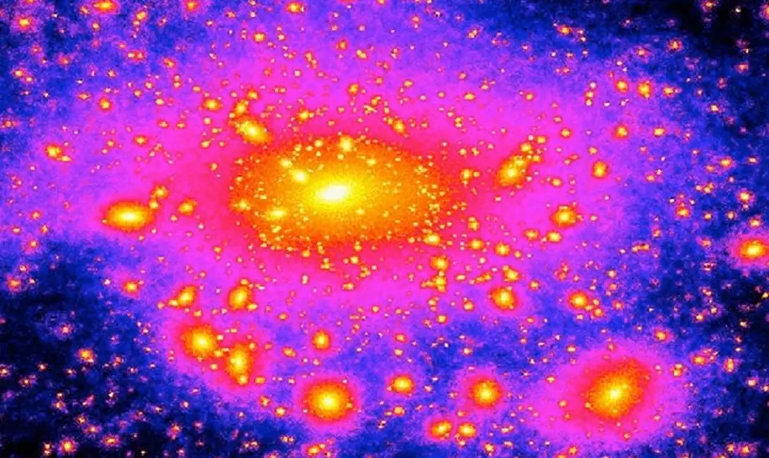 Galaxy X Galaxy X, ontdekt door Indiase astronomen, bestaat bijna volledig uit mysterieuze zwarte materie. Het was alleen mogelijk om het op te merken vanwege het effect van de melkweg op de omringende sterren. Wetenschappers suggereren dat voor hen - het begin van de creatie van het grootste zwarte gat in het universum.