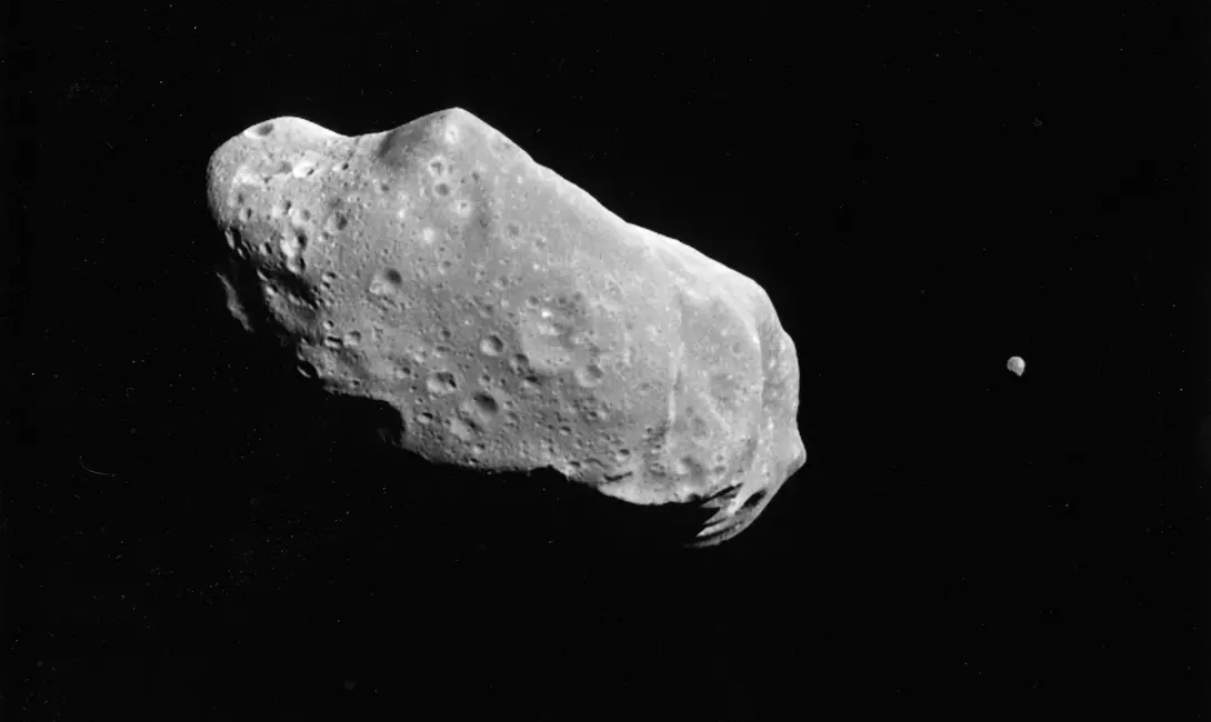 De asteroïde Cruithney Cruithney is een zeldzaam fenomeen waarvan astronomen het uiterlijk nog steeds niet kunnen verklaren. Het is een bijna-aardse asteroïde die regelmatig gevaarlijk dicht bij onze planeet vliegt. Het beweegt in orbitale resonantie met de aarde en zal er theoretisch over een paar miljoen jaar tegenaan botsen. De afmetingen van Cruithney zullen hoogstwaarschijnlijk leiden tot de dood van alle levende wezens.