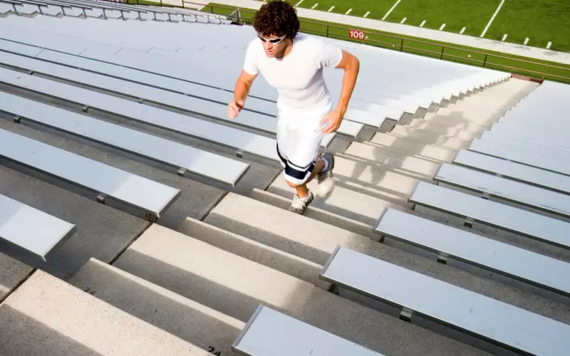 Une échelle et rien d'autre L'utilisation d'une échelle dans une séance d'entraînement est un entraînement cardio efficace. De plus, il renforcera grandement les muscles des jambes. Pour la première fois, montez et descendez les escaliers autant que vous le pouvez. Par la suite, fixez-vous comme règle de courir la moitié des descentes et des montées du premier résultat. Lorsque vous vous sentez prêt à passer à une nouvelle étape, commencez à franchir une étape au fur et à mesure que vous montez et augmentez progressivement le nombre de descentes et de montées.