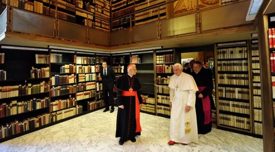 Vatican Library Awọn gbigba ti archival, igba ti paroko awọn iwe afọwọkọ ti wa ni ikọkọ ìkàwé ti Pope ara. Fojuinu bi ọpọlọpọ awọn ibuso 85 ti awọn selifu nibiti a ti tọju awọn iwe aṣẹ aṣiri julọ ti gbogbo agbaye - bẹẹni, eyikeyi akoitan yoo fun ọwọ rẹ nibi ni ọjọ kan! Awọn onimo ijinlẹ sayensi nilo igbanilaaye pataki lati ṣiṣẹ pẹlu awọn ile ifi nkan pamosi. Awọn aririn ajo ko ni aye lati wo gbogbo eyi pẹlu awọn oju tiwọn.