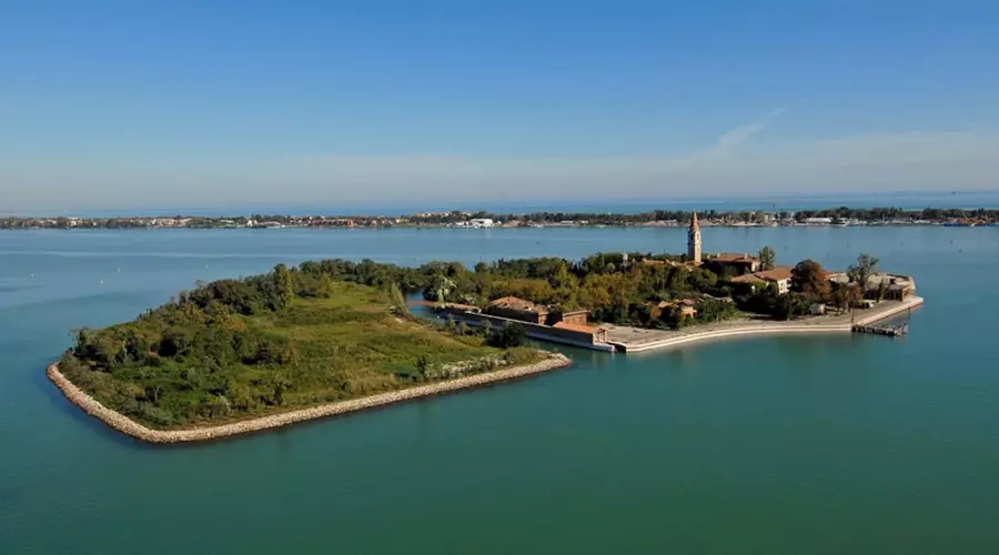 Turister fra Poveglia Island unngår selv den lukkede øya: under pestepidemien på 1500 -tallet ble det hentet lik fra hele Europa. I 1922 ble det bygget et psykiatrisk sykehus på øya, du vet med hvilket resultat.