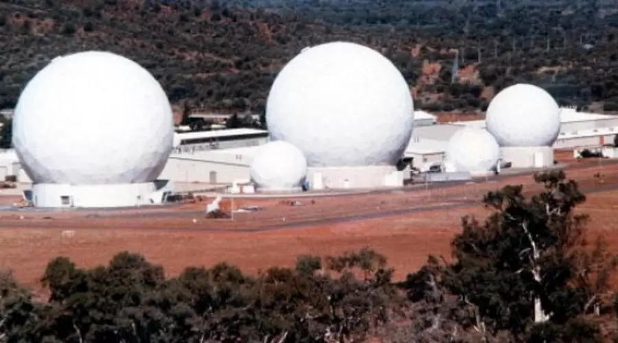 Pine Gap Arvatakse, et Austraalias asuv Pine Gap täidab sama funktsiooni nagu Ameerika Ühendriikide piirkond 51. See on ainus koht kogu mandril, mille kohal on õhukoridorid suletud. Arvatakse, et täna töötavad Pine Gapi spetsialistid välja programme, mille abil luua lahinguroboteid, mis põhinevad tulnukate tehnoloogial.