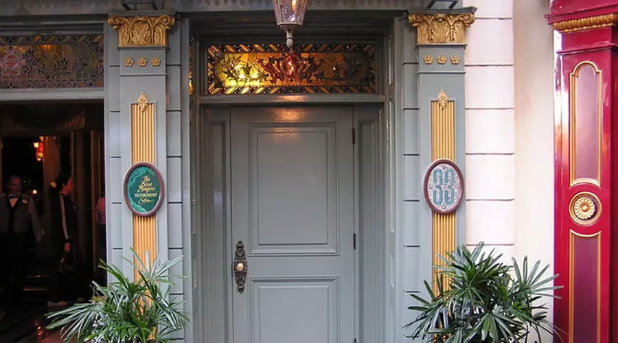 Club 33 Une petite porte est cachée dans le plus grand Disneyland d'Amérique, en Floride. Derrière c'est le soi-disant "Club 33", dont les membres sont les présidents, les chefs de la corporation et leurs amis-acteurs.