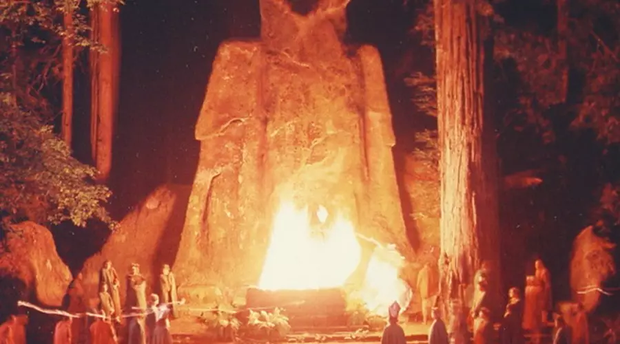 Bohemian Grove Gbogbo awọn alagbara agbaye wa si aaye isinmi yii (pẹlu agbegbe ti awọn ibuso kilomita 11) fun igba ooru. A ṣe ijiroro akanṣe Manhattan nibi, ayanmọ eniyan ni a jiroro nibi. Pẹlupẹlu, ni ibamu si ẹri ti awọn ẹlẹri diẹ, ohun gbogbo n ṣẹlẹ pẹlu awọn irubo ajeji pupọ. Ni igbekun, iwọ yoo ronu!