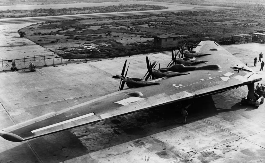 XB-35 u YB-35 Ikkummissjonati mill-Korp ta 'l-Ajru ta' l-Armata, l-inġinier Ġermaniż Robert Northrop żviluppa diversi varjanti tal-bomber, u għażel it-tip ta '"wing wing" għad-disinn tiegħu. Mudelli XB-35 u YB-35 huma misjuqa minn erba 'skrejjen immuntati fuq wara tal-ġwienaħ. Huma kkawżaw suċċess moderat fost speċjalisti u ma damux ma tneħħew mil-linja tal-assemblaġġ.