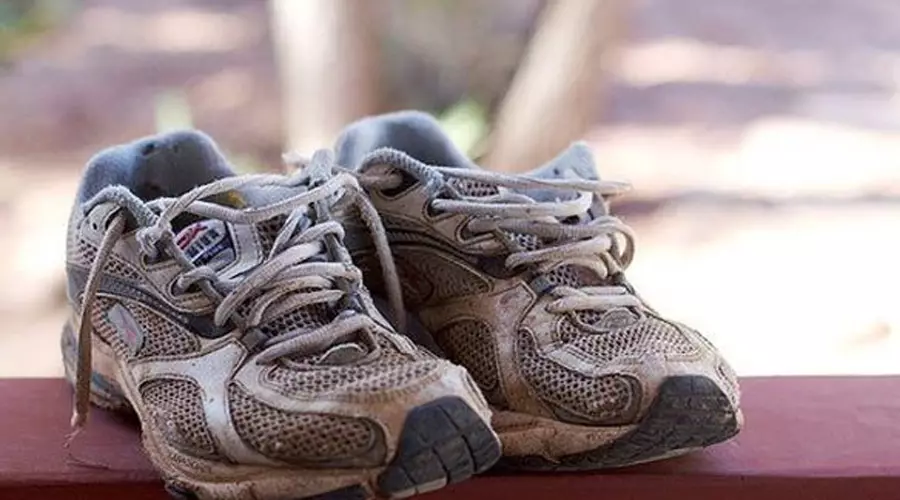 Zapatos nuevos Los zapatos deportivos deben dejarse fuera de la puerta después de una carrera, de lo contrario, el olor puede extenderse por toda la habitación. Sin embargo, hay un método más sencillo: pon un poco de sal en tus zapatos y espera. La sal absorberá la humedad y con ella el olor desagradable.