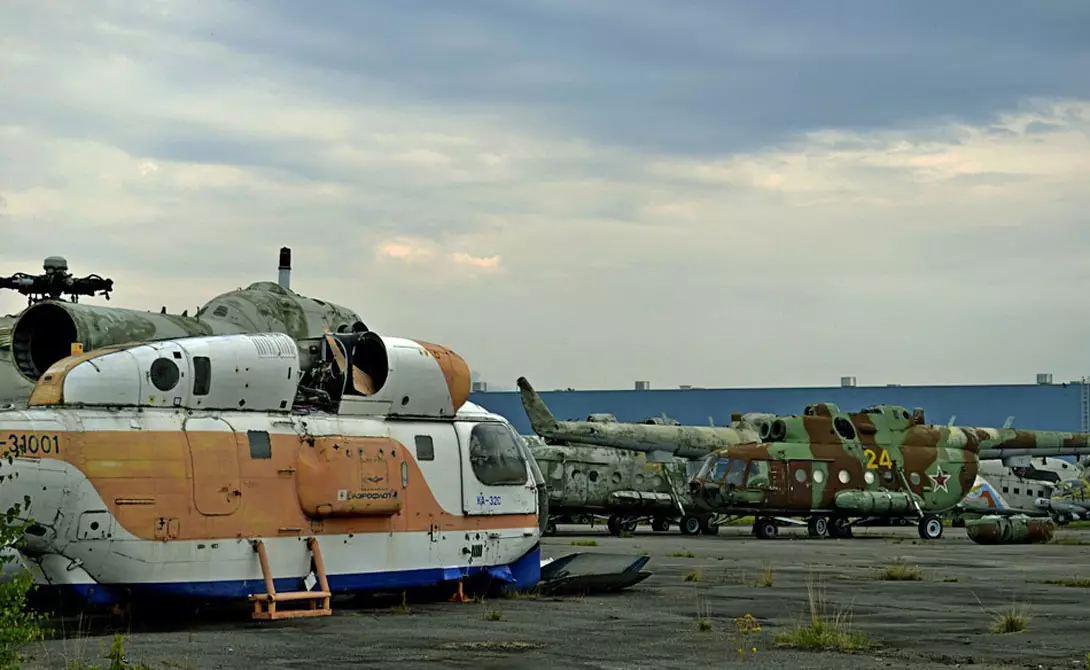 Helikoptersko groblje Ovo, naravno, uopće nije arhitektura - ali jednostavno nismo mogli proći pored pravog groblja za helikoptere. Ovdje, na jugozapadu Lenjingradske oblasti, nedaleko od sela Gorelovo, sačuvan je napušteni vojni aerodrom. Aktivno se eksploatirao do 1992. Na lokacijama zahrđala oprema još uvijek čeka u krilima.