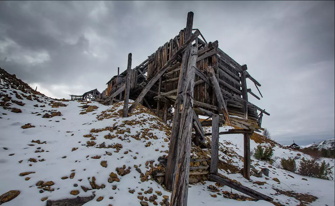 GULAG Camp Niemand wird diese Artefakte vermissen. Die Lager bedeckten Sibirien mit einem üblen Schimmel; hier starben sie zu Tausenden und versuchten zu Zehntausenden ein elendes Leben aufzubauen. Jetzt verrottet all dieses schreckliche Erbe unserer Vergangenheit unter der barmherzigen Ferse der Natur.