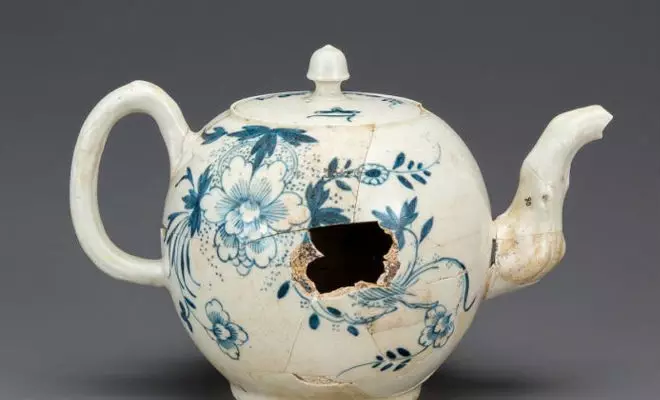 Nkọwa nke teapot ochie: akụ ahụ chere afọ 70 maka ihu ọma