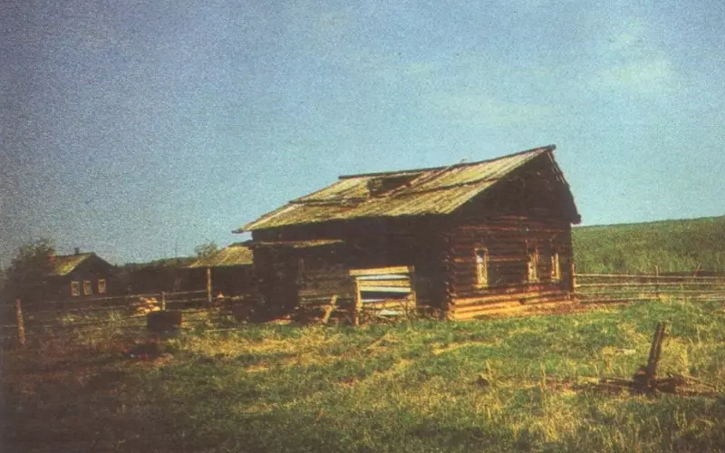 Rastess ciematā Kad Babinovska trakts, kas savieno Krievijas Eiropas un Āzijas daļas, gāja cauri šim Sverdlovskas apgabala ciemam. Ciemats, kurā dzīvoja zelta ieguvēji ar ģimenēm, bija bēdīgi slavens: viņi redzēja noslēpumainas gaismas un teica, ka šeit dzīvo ļaunie gari. Kādā jaukā (vai drīzāk briesmīgā) dienā visi ciema iedzīvotāji vienkārši pazuda. Un vietējā kapsēta ir biedējoša ar izrakto kapu pārpilnību. Vietējie iedzīvotāji apiet izmirušo ciematu, un ceļotāji cenšas šeit ilgi nepalikt.