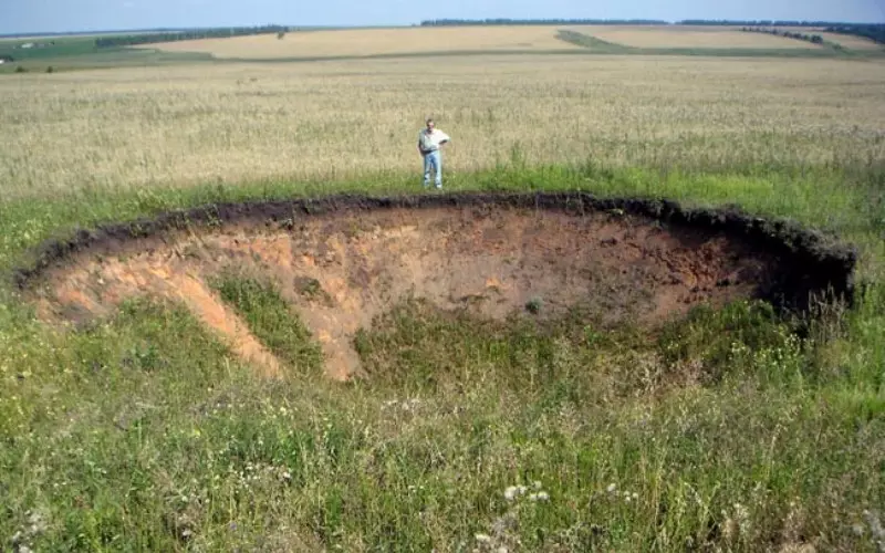 Pâlnie Sasovskaya La 12 aprilie 1991, în apropierea orașului Sasovo (regiunea Ryazan), a explodat o puternică explozie, în urma căreia ferestrele și ușile au fost bătute aproape de jumătate din clădirile orașului de un val exploziv. Nu s-au găsit urme de explozivi. Diametrul craterului format a fost de 28 de metri, iar adâncimea de 4 metri. Martorii oculari din noaptea incidentului din zona exploziei au văzut mingi strălucitoare zburătoare și, cu o oră înainte de explozie, o strălucire stranie s-a răspândit peste locul viitorului crater. Experții asociază o explozie de forță extraordinară (conform estimărilor, pentru a provoca astfel de daune, cel puțin 30 de tone de TNT) sunt asociate cu o descoperire în acest loc a unui jet de gaz, constând în principal din hidrogen. Odată ajuns în atmosferă, hidrogenul s-a amestecat cu oxigenul, formând un nor de gaz detonant, care a explodat.