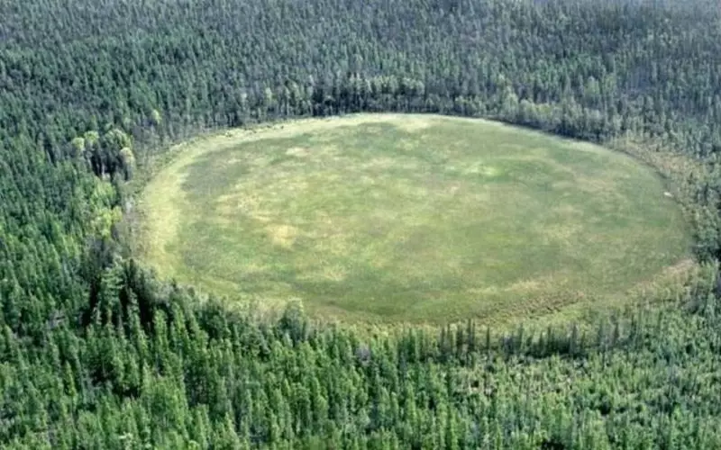 Cimitirul Diavolului La intersecția Teritoriului Krasnoyarsk și Regiunea Irkutsk, puțin la nord de Lacul Deshembskoye, se află Poiana Diavolului. Pentru prima dată, Cimitirul Diavolului a fost menționat în anii 1920, când locuitorii locali au descoperit că vitele păstorite care au intrat pe teritoriul său au murit misterios, iar starea de sănătate a oamenilor s-a deteriorat brusc. Expedițiile trimise în aceste locuri fie au dispărut în mod misterios, fie s-au întors într-o forță incompletă, niciunul dintre participanții cărora nu a fost dispus să vorbească despre cele întâmplate. Cauza anomaliei se numește corp spațial căzut sau OZN prăbușit.