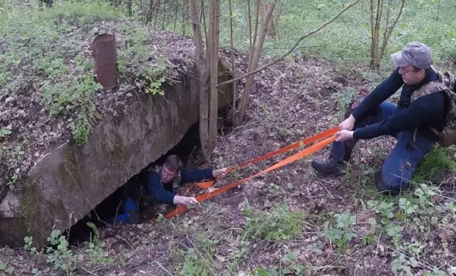 Basoko bunkerraren misterioa: aitzur beltzek aurkitu zuten biltegi bat mozorrotuta dagoela inguruan