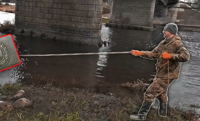 Vondsten uit een ondergelopen dorp. Een metaaldetector werd gebruikt om door het dorp te vegen, dat werd opgevangen door water