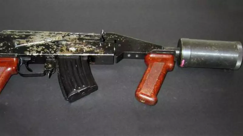 Polnischer Genosse Sieht wild aus? Zweifellos. Und dennoch liegt vor Ihnen kein Kunsthandwerk, das in der Garage auf den Knien montiert ist. Dies ist der polnische Granatwerfer WG-GS-4, der auf der Basis des AK-47 entwickelt wurde. Schießt Tränengasgranaten.