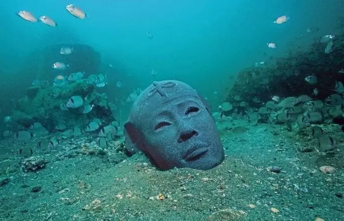 Heraklion Paris ja Helen varjasid end siin Menelaose eest ja Hercules alustas oma reisi Aafrika kallastele Heraklionist. Nii väidavad vähemalt muistsed müüdid. Kuid ajaloolased ei suutnud iidsest linnast isegi jälge leida, kuigi Schliemann avastas isegi Trooja. 2000. aastate alguses sattus rühm sukeldujaid uppunud linnale: selgus, et legendaarne Heraklion läks vee alla kaks ja pool tuhat aastat tagasi.