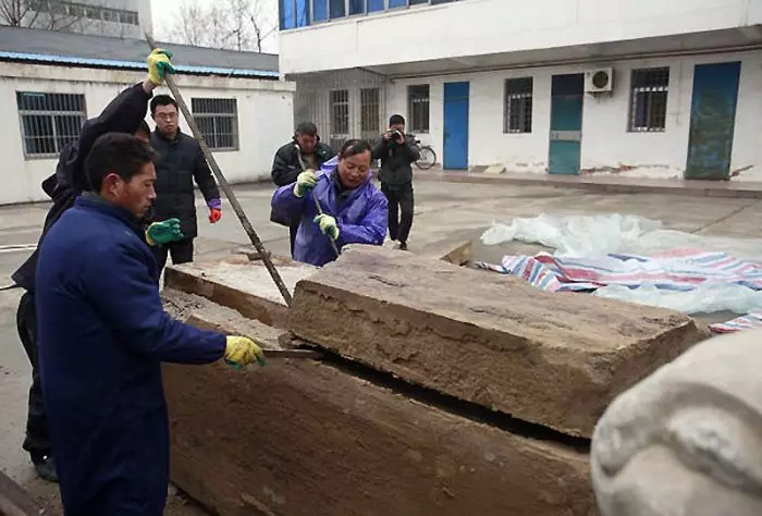 Các tạo tác dần dần có một phác thảo rõ ràng. Cuối cùng, các nhà khảo cổ đã đoán được rằng trước mặt họ là một ngôi mộ cổ có thật.