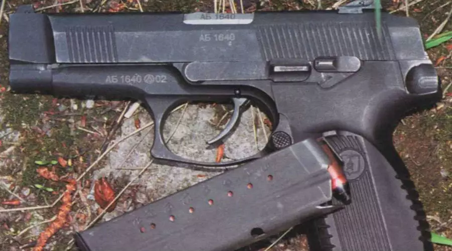 Pistolet Jarygina W 1993 roku pomysł iżewskiego rusznikarza Władimira Jarygina przystąpił do konkursu, aby zastąpić starego premiera. Potężny, przyczepny „Rook” z łatwością przeszedł testy Ministerstwa Obrony, ale wszedł do służby dopiero w 2003 roku. Teraz pistolety Yarygina są używane głównie przez siły specjalne Ministerstwa Spraw Wewnętrznych.