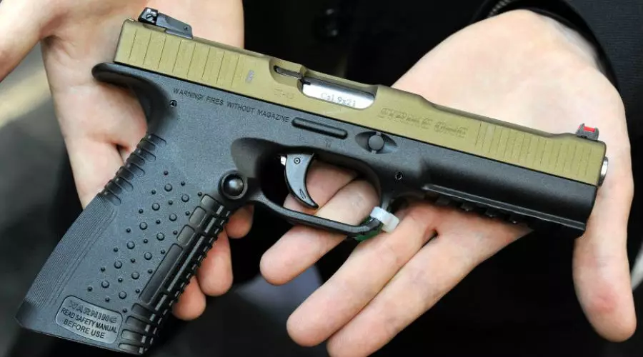 Strizh Þessi hamarlausi sjálfvirki skammbyssa var þróaður af rússneska fyrirtækinu Arsenal Firearms. Hönnuðirnir unnu náið með hermönnum rússnesku sérsveitanna - fyrir vikið reyndist Strizh vera næstum fullkominn. Staðlaða breytingin gerir hermanni kleift að setja upp vasaljós undir leðju eða leisurmerki. Nákvæmni skammbyssan er svo stöðug þegar skotið er að Arsenal skotvopn gáfu út lengri útgáfu, búin með geymslu, sjónauka og biped til stuðnings þegar skotið var. Hin svokallaða „árás“ breyting er með útvíkkað tímarit í 30 umferðir.