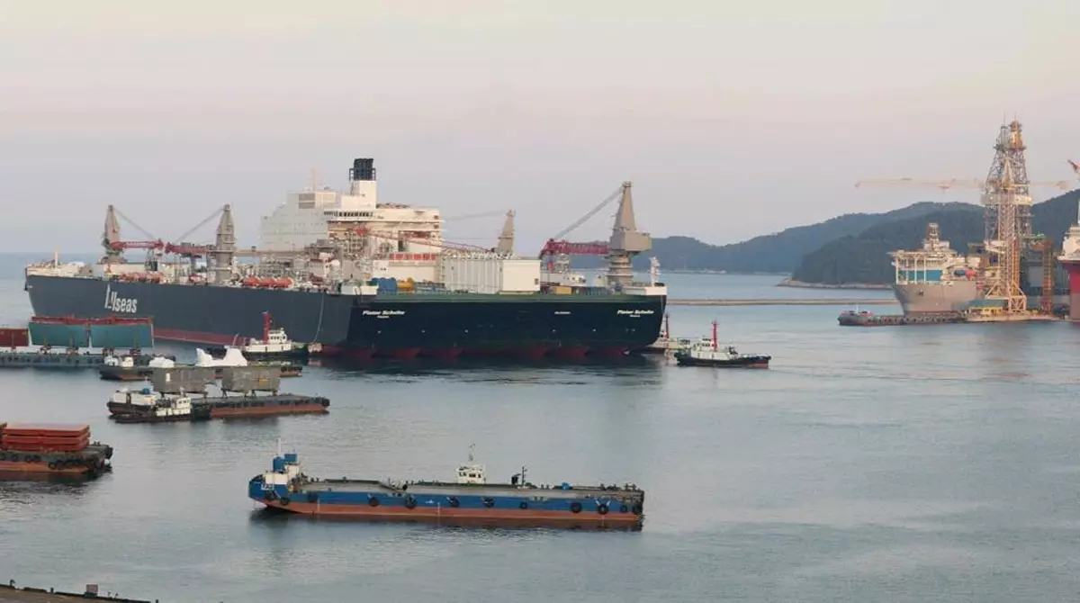 Bouwfase Allseas is klant van 's werelds grootste kraanschip en gaat daar niet stoppen: het volgende schip dat ze gaan bouwen wordt 160 meter breed en 400 meter lang. Het nieuwe schip zal uiterlijk in 2020 in de vaart komen. De constructie van reuzen wordt uitgevoerd op scheepswerven in Zuid-Korea.