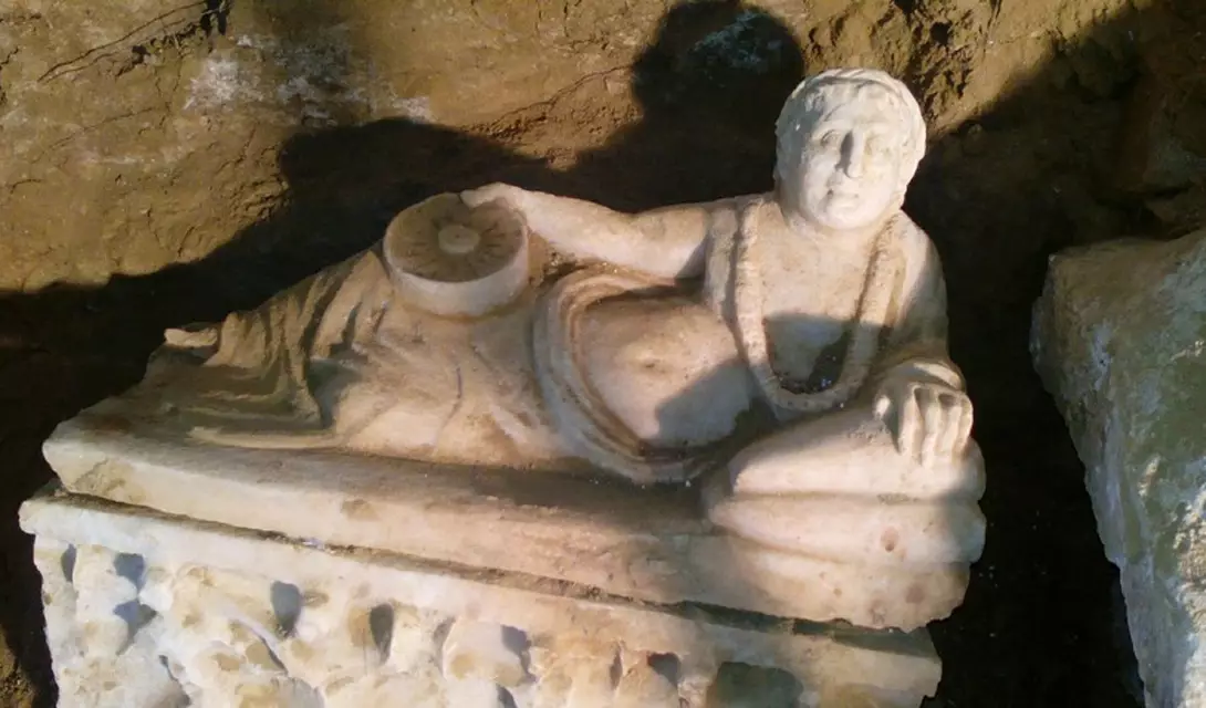 Makam Etruscan Makam liyane sing nggumunake wis ditemokake ing Tuscany. Ana petani sing kesandhung kanthi ora sengaja nalika nggarap bajak ing kebone. Sajrone rong ewu taun, ora ana kewan utawa rampog sing nutul kuburane. Nalika mbukak makam kasebut, para peneliti nemokake kamar persegi dowo kanthi rong sarcophagi, papat guci marmer kanthi dekorasi ukiran sing rumit, lan persembahan mewah liyane sing nuduhake asal usul aristokrat saka almarhum. Kamungkinan gedhe, awu sing ditemokake ing sarcophagus kalebu anak saka pimpinan Etruscan saka benteng Etruscan ing Chiusi.