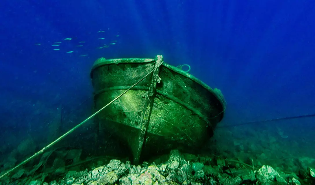 Pemakaman Kapal Rusak kapal wis ditemokake ing Nusantara Fourney, telulas pulo Yunani sing dununge ing Segara Aegean. Sawetara kapal kaya ngono, sing ditemokake mung seminggu nyelam, nuduhake manawa ana rute perdagangan kuno ing kene, sing durung dingerteni sejarawan.