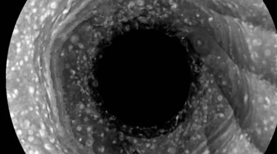 Ang Hypnotic Hexagon ni Saturn Tingali ang labing makabungog ug misteryoso nga vortex sa tibuuk nga solar system. Ang hexagon ni Saturn usa ka makahadlok sa usa ka porma: igo ang kadako aron matabunan ang upat nga mga Yuta sa makausa, mogugol kini og napulo ka oras sa usa ka tibuuk nga lingin. Ang dili kasagaran nga porma niini nanginahanglan usab og bag-ong panukiduki - hangtod mahibal-an sa mga syentista nga ang Hexagon naglungtad na sa pila ka gatus ka tuig.