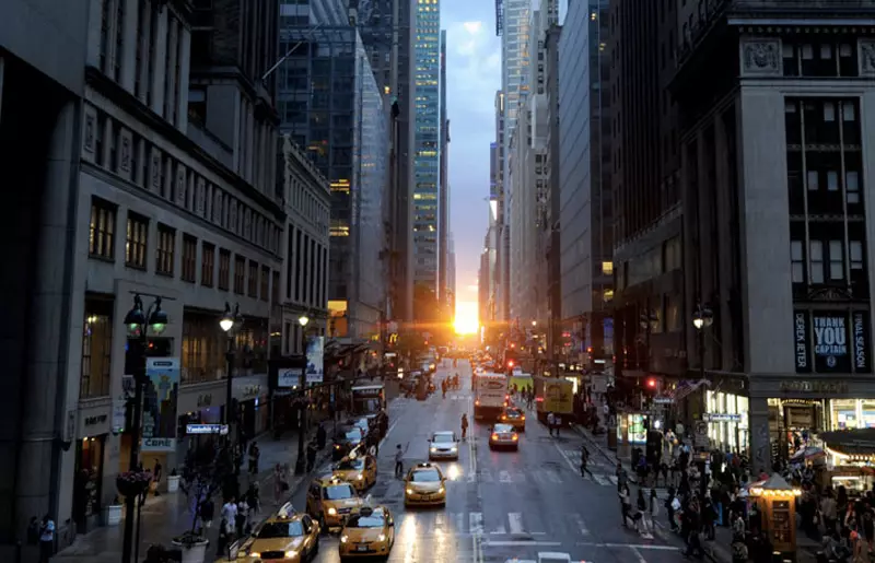 Manhattanhenge, New York, Mỹ Ở Manhattan bốn lần một năm, vào tháng 12, tháng 1, tháng 5 và tháng 7, một hiện tượng được gọi là Manhattanhenge xảy ra. Trên các đường phố chạy với góc 29 ° so với kinh tuyến, bạn có thể nhìn thấy mặt trời lặn hoặc mọc. Một hiện tượng tương tự cũng có thể được nhìn thấy ở các thành phố khác có bố cục đường phố tương tự, chẳng hạn như Baltimore, Chicago, Toronto và Montreal.