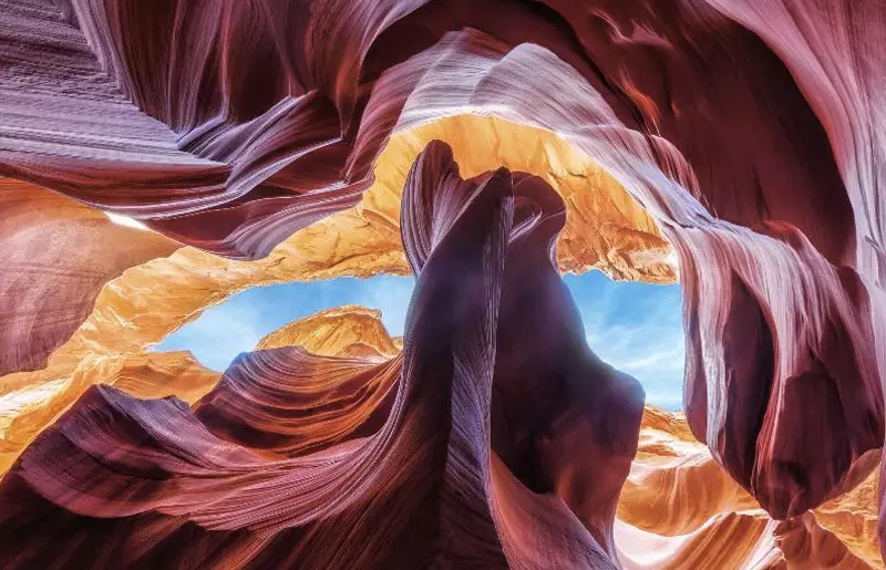 Antelope Canyon, Arizona, AS Celah-celah raksasa di tebing berpasir kelihatan berbeza bergantung pada waktu tahun dan waktu hari. Pada musim bunga dan musim luruh, sinar matahari menembusi ke dasar gaung, mengubah palet warna dan melahirkan pelbagai gambar.