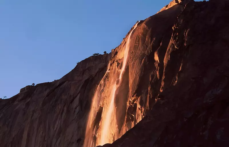 Thác Horstail, Yosemite, Mỹ Từ giữa đến cuối tháng 2, trong vài phút lúc hoàng hôn, thác Horstail chuyển sang màu đỏ cam, giống như một dòng lửa. Hiện tượng này gắn liền với hiện tượng khúc xạ ánh sáng: nó được hình thành do vào một thời điểm nhất định, các dòng nước phản xạ tia nắng mặt trời theo cách thác nước trông giống dung nham nóng đỏ hơn.