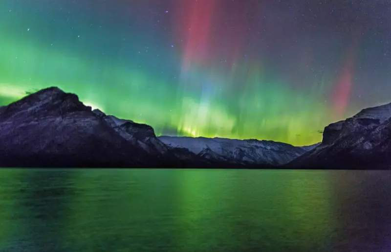 Northern Lights, Alberta, Canada Bạn có thể thấy hiện tượng thiên nhiên này không chỉ ở các nước Scandinavia. Nhưng cũng có thể, ví dụ, ở Nga, Alaska và Canada. Trong khoảng thời gian từ tháng 9 đến tháng 10 và tháng 3 tháng 4, bầu trời phía bắc Alberta lung linh với những màu sắc rực rỡ đáng kinh ngạc.