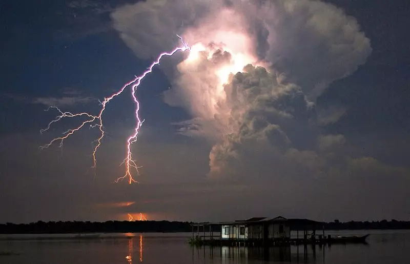 Lightning, Venezuela Për rreth 10 orë në ditë, një stuhi ndodh në pikën ku lumi Catatumbo derdhet në liqenin Maraquibo. Qielli këtu ndriçohet pothuajse vazhdimisht nga rrufeja. Ndryshe nga rrufetë e tjera, shkarkimet kalojnë midis reve dhe rrallë arrijnë në tokë, dhe gjithashtu nuk shoqërohen me bubullima. Me sa duket, fenomeni është shkaktuar nga fakti se lumi Katatumbo, i cili derdhet në liqenin Maracaibo, kalon nëpër këneta dhe lan materialet organike që lëshojnë retë e metanit të jonizuar. Duke u ngritur në lartësi të mëdha, ata ndeshen me erëra të forta nga Andet dhe shkaktojnë një stuhi.