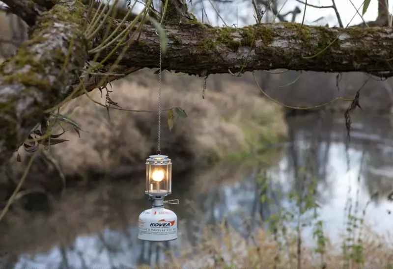 Kovea Helios KL-2905 Ta lampa gazowa może być niezawodnym źródłem światła podczas wędrówek. Działa z butli gazowej, a zużycie paliwa wynosi 51 g/h. Ponieważ projekt nie wykorzystuje plastikowych części, nie musisz się martwić o bezpieczeństwo obudowy. Lampa wyposażona jest w odblaskowy ekran, który można zdjąć w celu zwiększenia jasności oświetlenia. Ta lampa waży tylko 230 gramów.