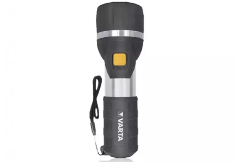 Varta LED Day Light 2D 17611 Właściciel tej lampy nie musi się martwić, że w razie sytuacji awaryjnej pozostanie bez światła. Korpus urządzenia wykonany jest z aluminium, tworzywa ABS oraz gumy, dzięki czemu konstrukcja posiada zwiększoną wytrzymałość. Ponadto latarka nie boi się wilgoci, co sprawia, że ​​urządzenie działa na każdą pogodę. Latarka ma czas pracy 140 godzin.