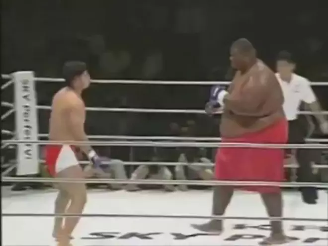 285 kg-ko munstroak MMA profesional bat zapaldu nahi zuen, baina huts egin zuen