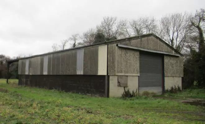 Een boer plukt al jaren een verlaten schuur en maakt er een paleis van.