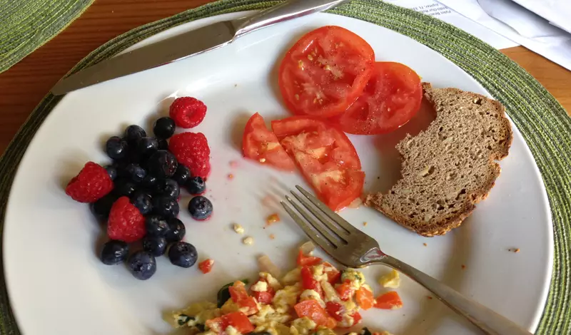 Count Calories Metabolism je chemický proces, který přeměňuje jídlo, které jíte, na palivo pro vaše tělo. V důsledku toho získáte energii, která vám umožní fungovat. Šetrný organismus odloží kalorie nespotřebované během dne „na později“. Pokud nepočítáte kalorie a konzumujete pouze množství, které potřebujete, pak nedojde ke zrychlení metabolismu.